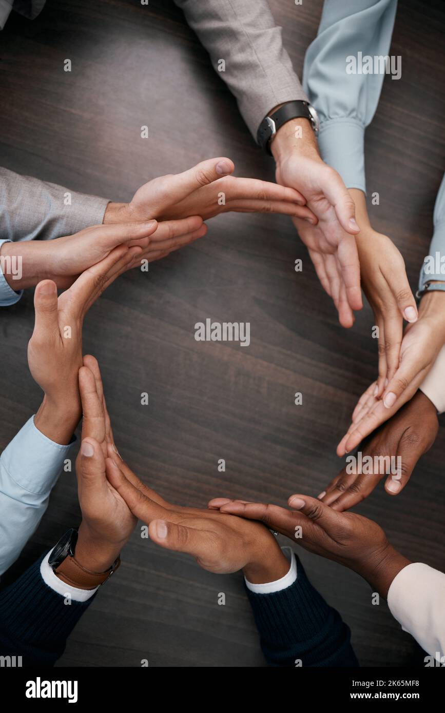 Hände, Teamwork und Synergie mit Geschäftsleuten im Kreis oder als Team ... Hände, Teamwork und Synergie mit Geschäftsleuten im Kreis oder als Team ...