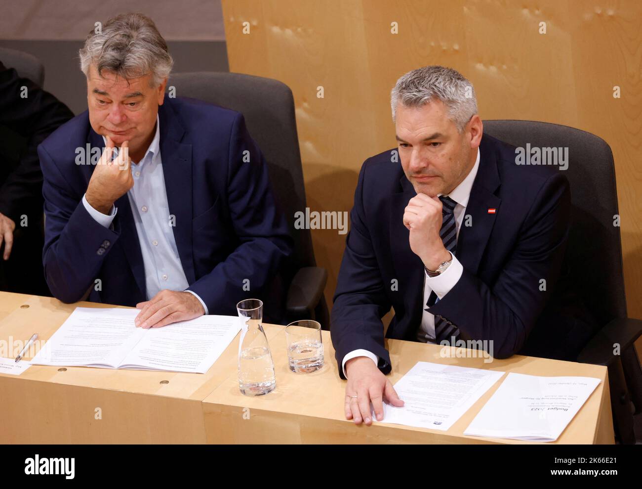 Bundeskanzler Karl Nehammer und Vizekanzler Werner Kogler nehmen an der ...