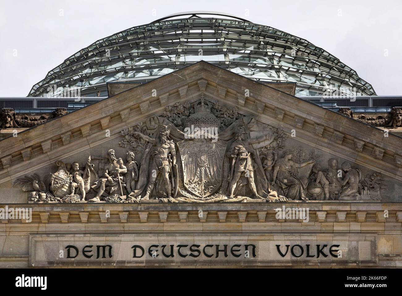 Giebel relief -Fotos und -Bildmaterial in hoher Auflösung – Alamy