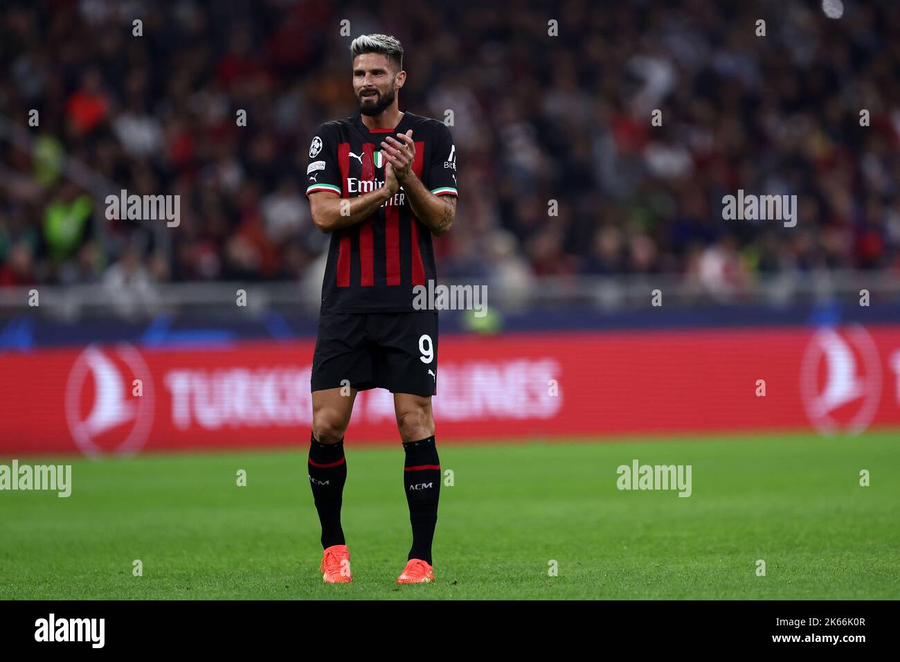 Olivier Giroud vom AC Milan ist beim UEFA Champions League-Spiel der ...