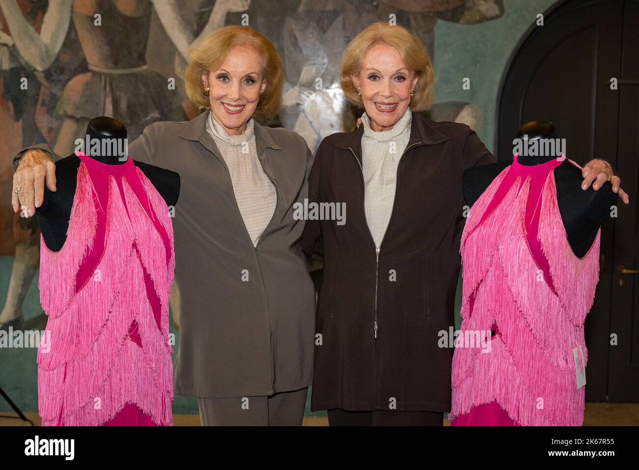 Mini dresses -Fotos und -Bildmaterial in hoher Auflösung – Alamy