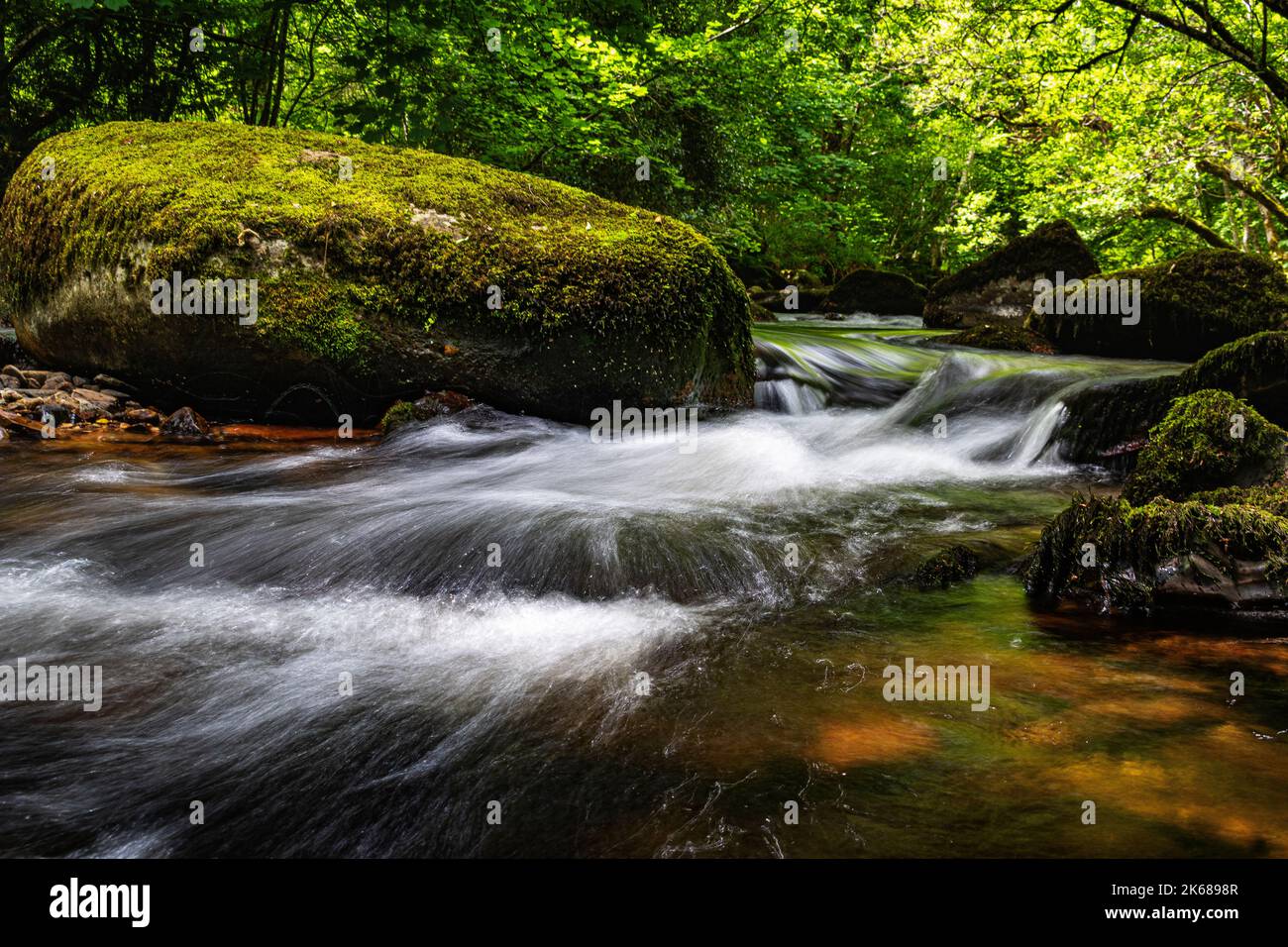 Wasserfall zwischen moos und steinen -Fotos und -Bildmaterial in hoher ...