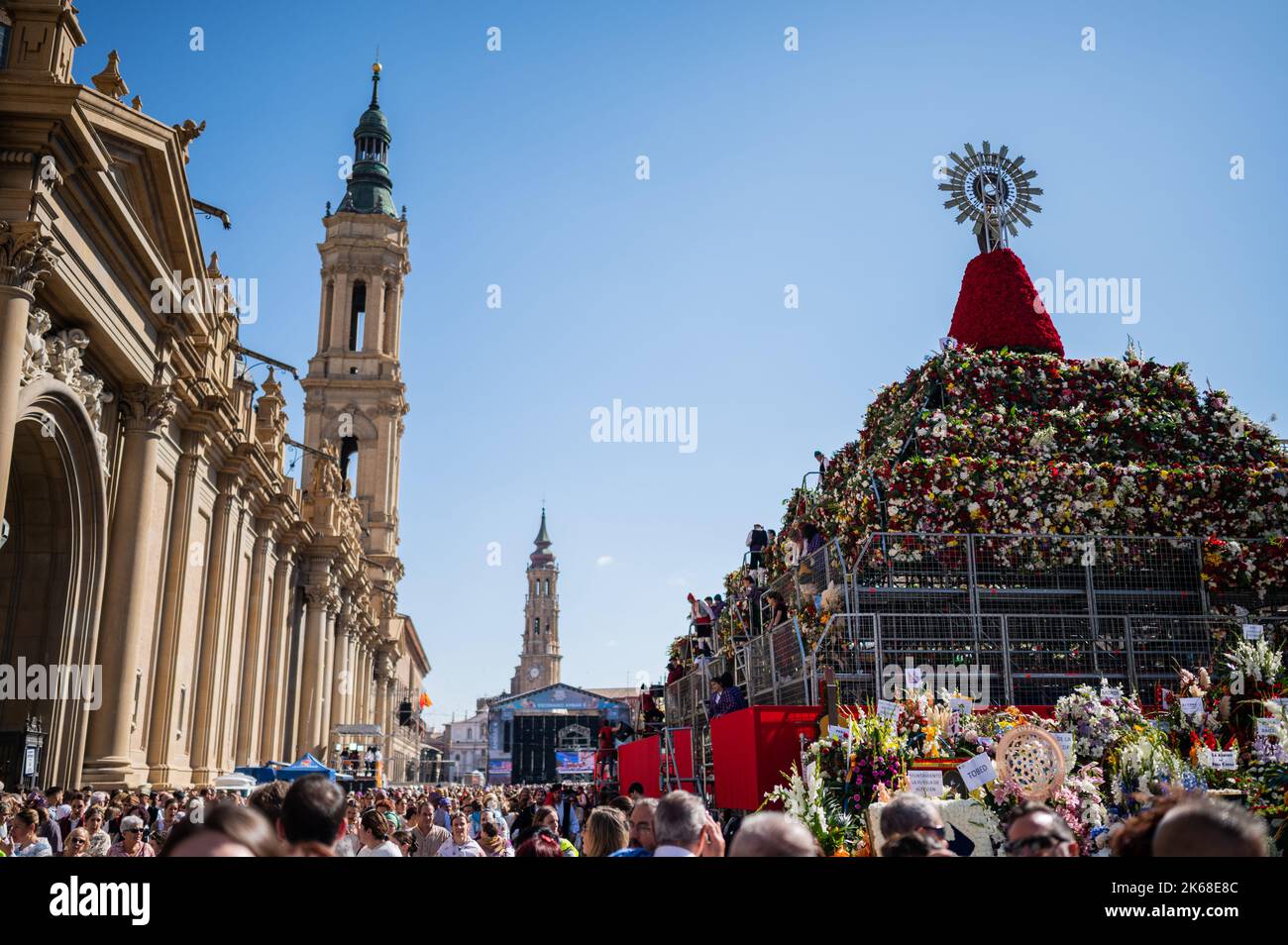 Die Blumengabe an die Virgen del Pilar ist die wichtigste und ...