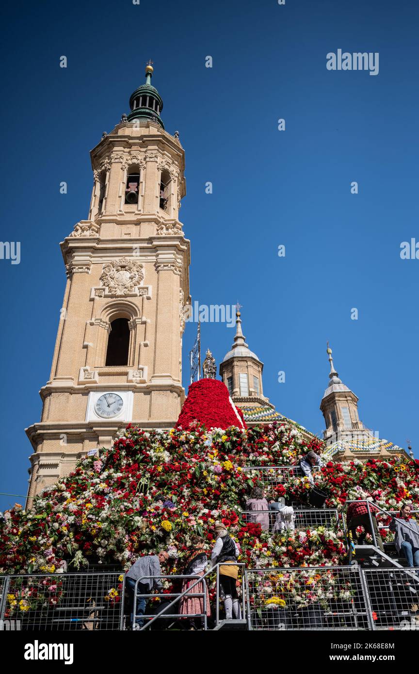 Die Blumengabe an die Virgen del Pilar ist die wichtigste und ...