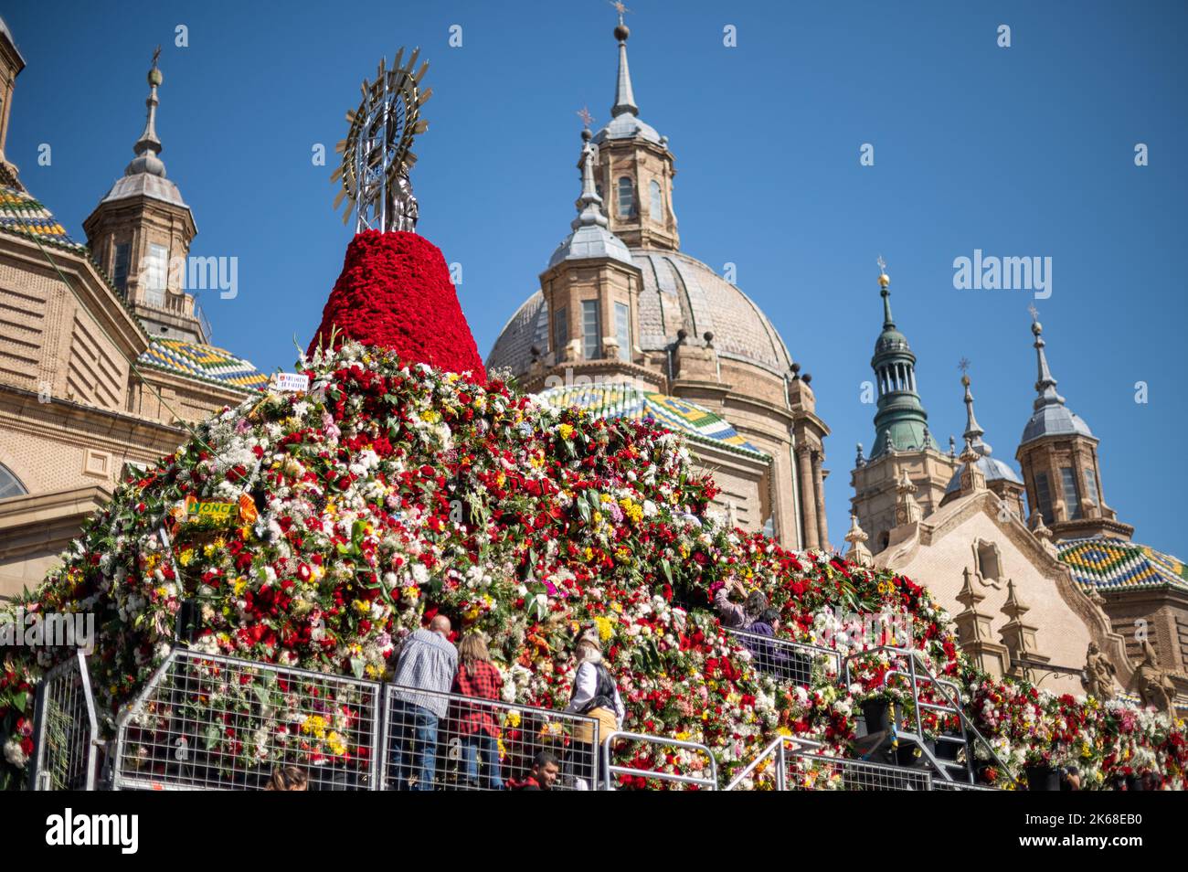 Die Blumengabe an die Virgen del Pilar ist die wichtigste und ...