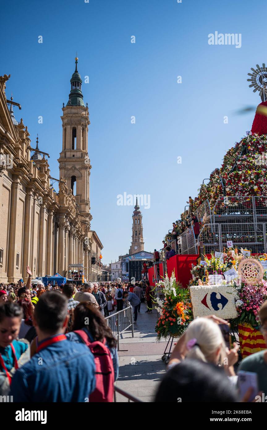 Die Blumengabe an die Virgen del Pilar ist die wichtigste und ...