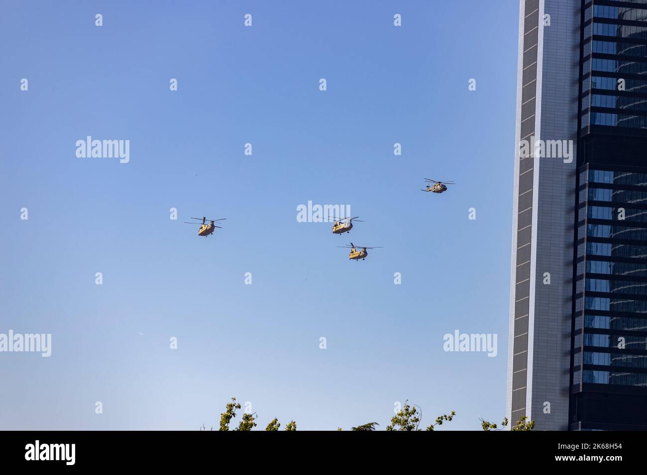 Hubschrauber. Flugzeug. Militärfahrzeug. Die spanische Luftwaffe fliegt ...