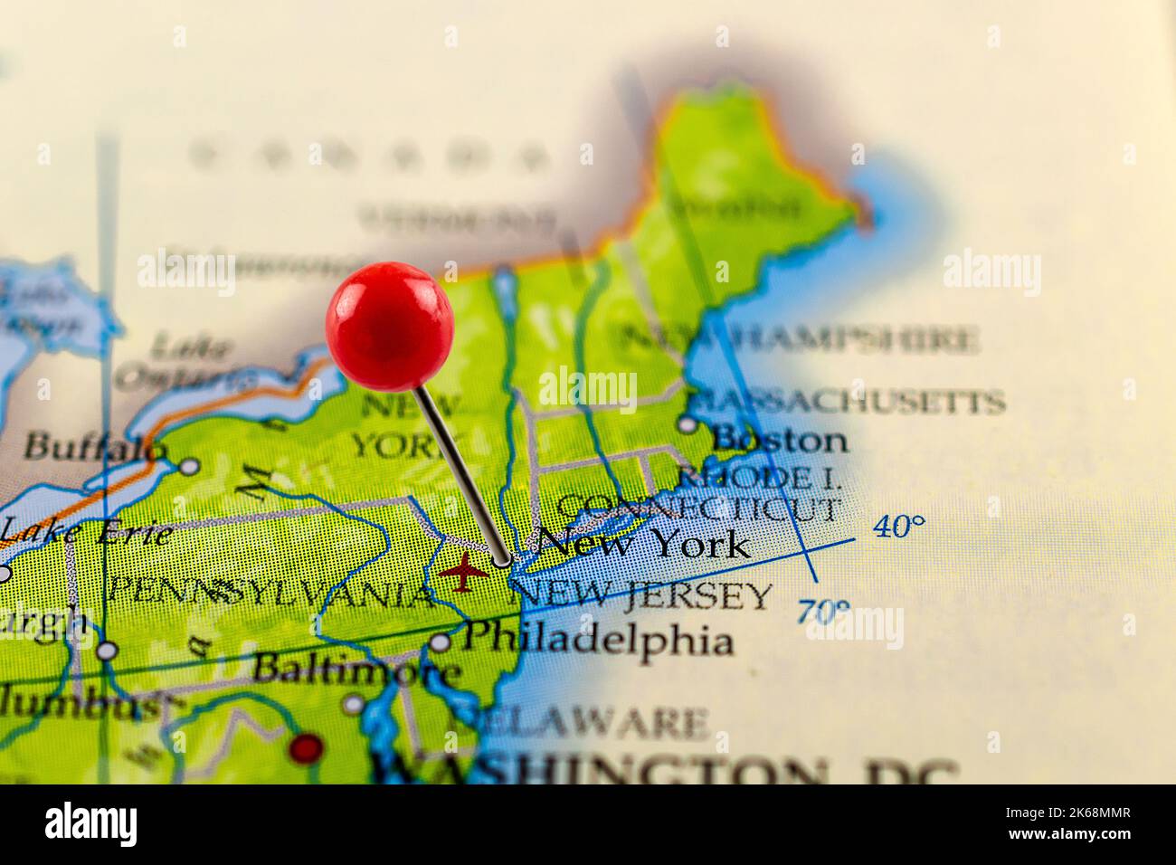 Karte von New York. Nahaufnahme der New Yorker Karte mit roter Nadel ...