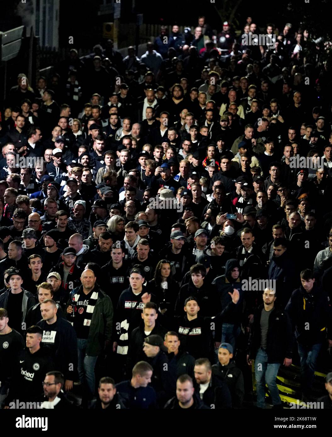 Eintracht Frankfurt Gehen Sie zum Stadion vor dem UEFA Champions League ...
