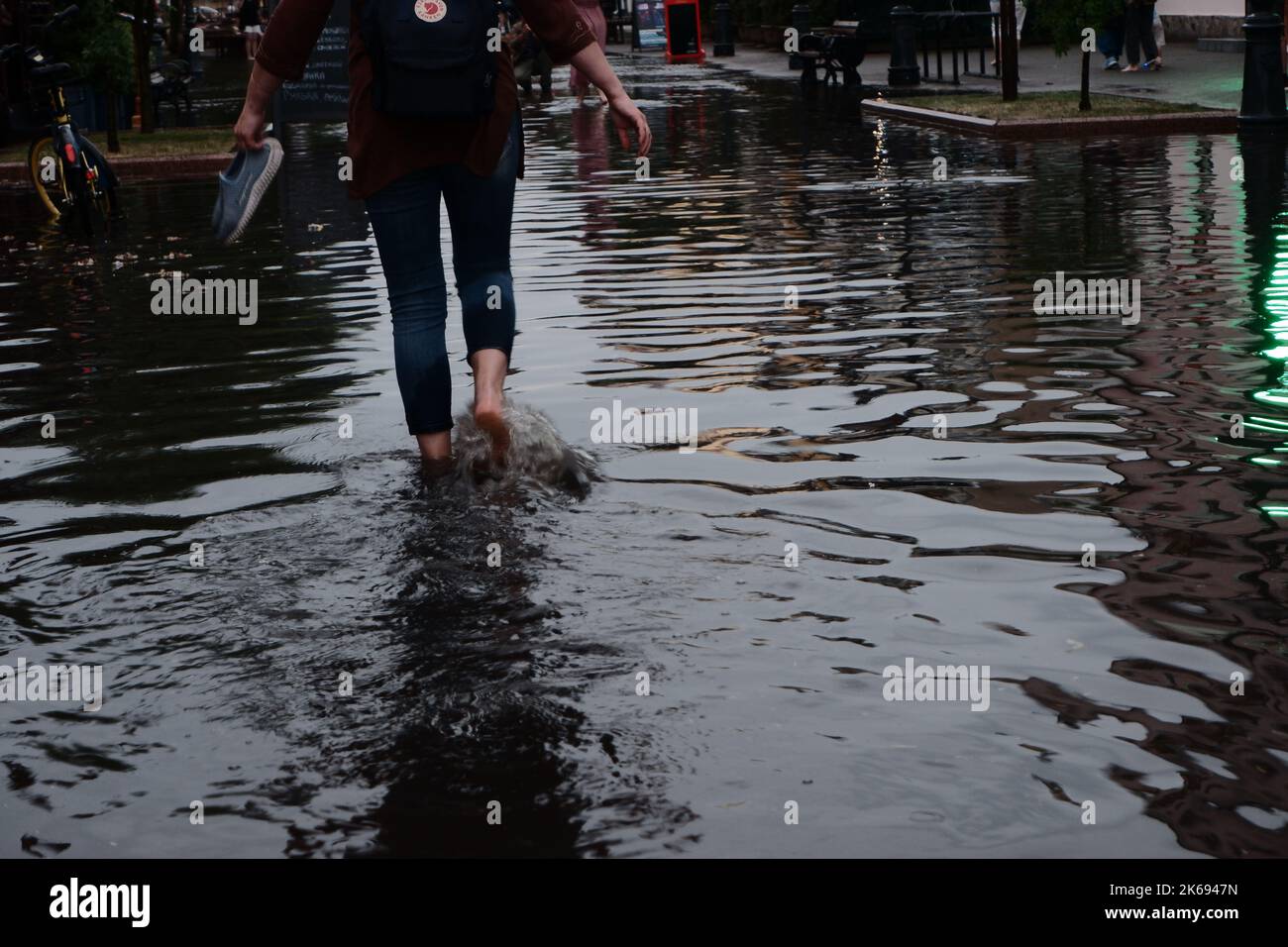 Walking barefoot city -Fotos und -Bildmaterial in hoher Auflösung ...