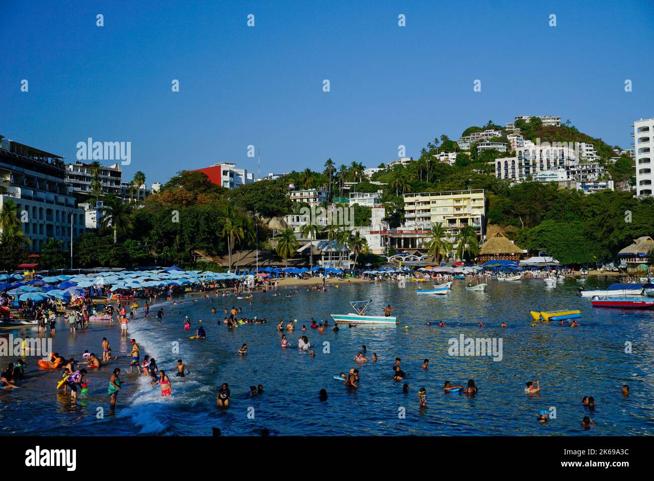 Playa caletilla beach acapulco mexico -Fotos und -Bildmaterial in hoher Auflösung – Alamy