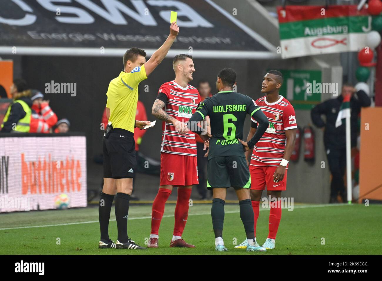 Verwarnung zeigt die gelbe karte zur ersten liga -Fotos und -Bildmaterial in hoher Auflösung – Alamy