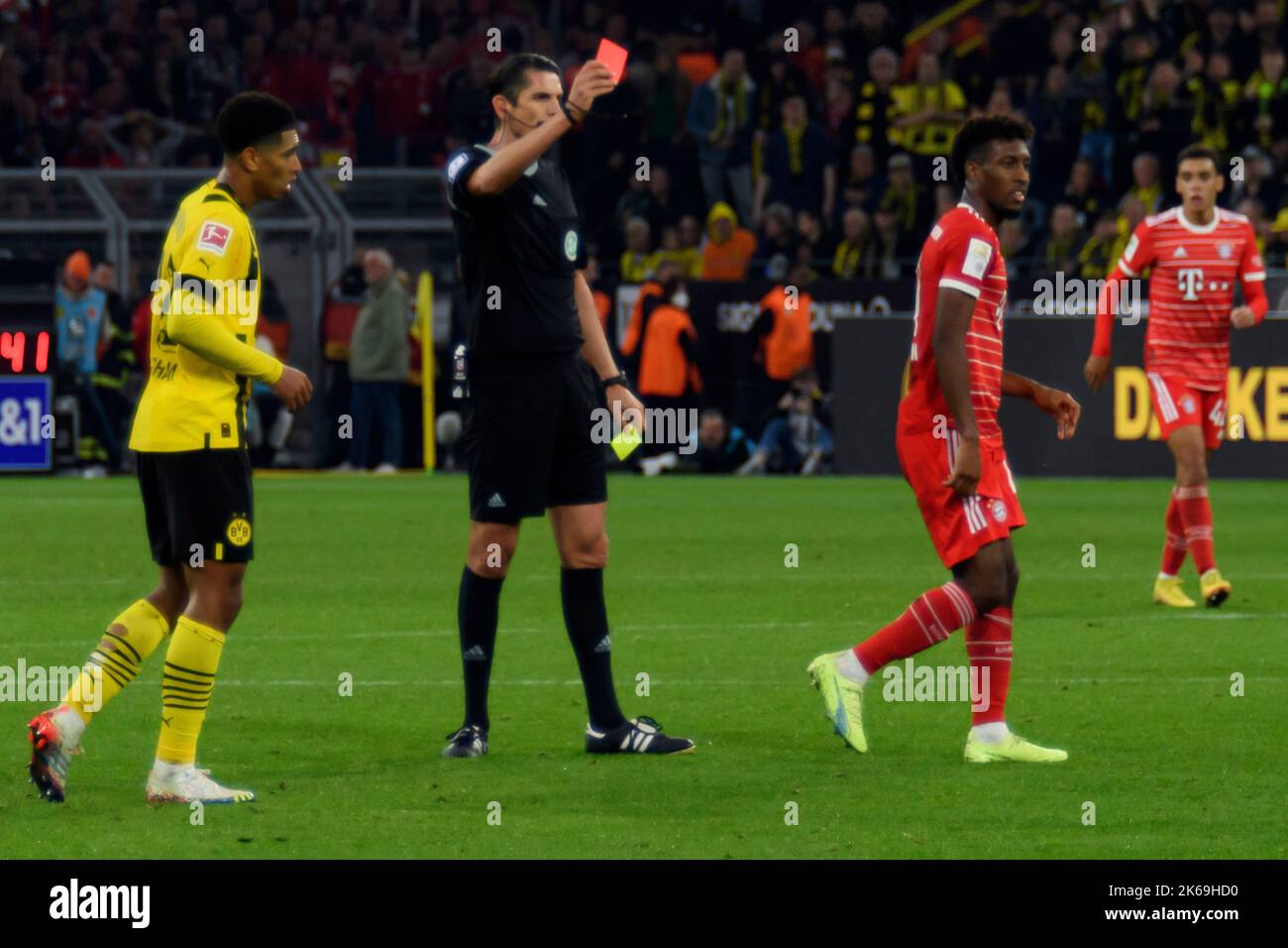 Schiedsrichter Deniz AYTEKIN (Mitte) zeigt Kingsley COMAN (rechts, M ...