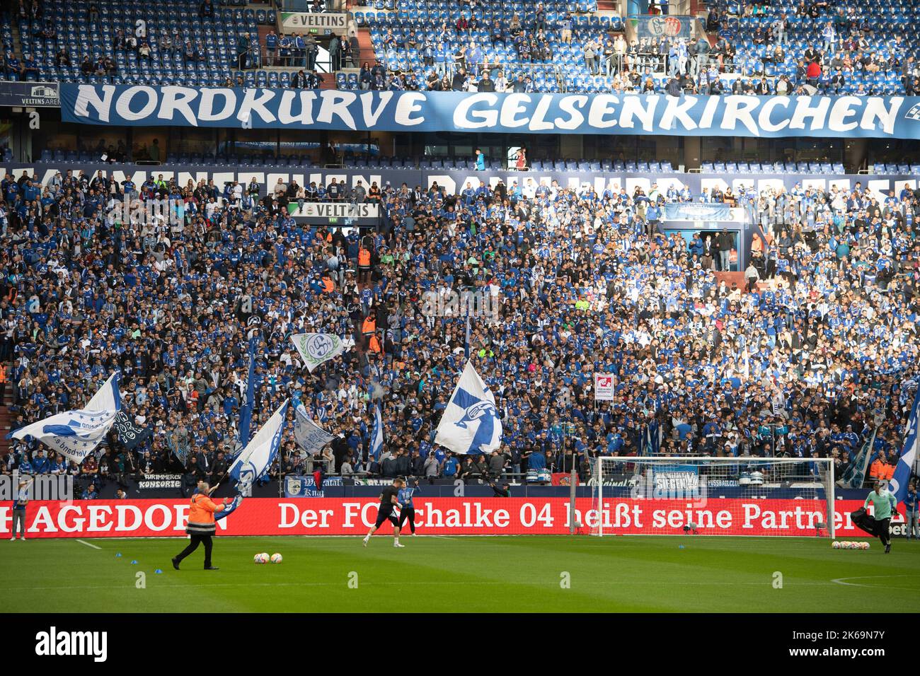 Schalke Fans Ultras Supporen mit ihren Fahnen und Schals, Jubel, Freude ...