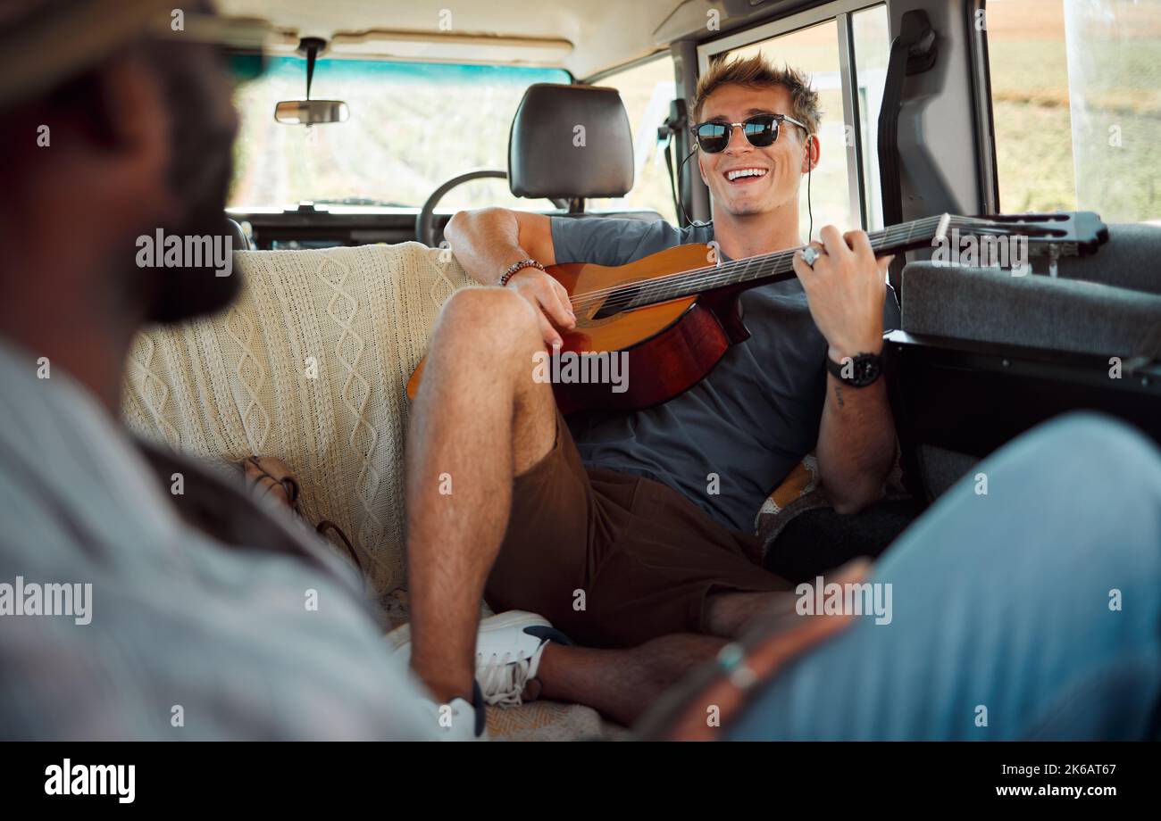 Mann mit Gitarre, Musik im Van und Lächeln auf Reise Urlaub Roadtrip ...
