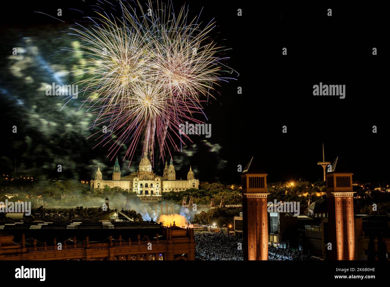 Pyromusical und Feuerwerk von La Mercè 2022 auf der Maria Cristina ...