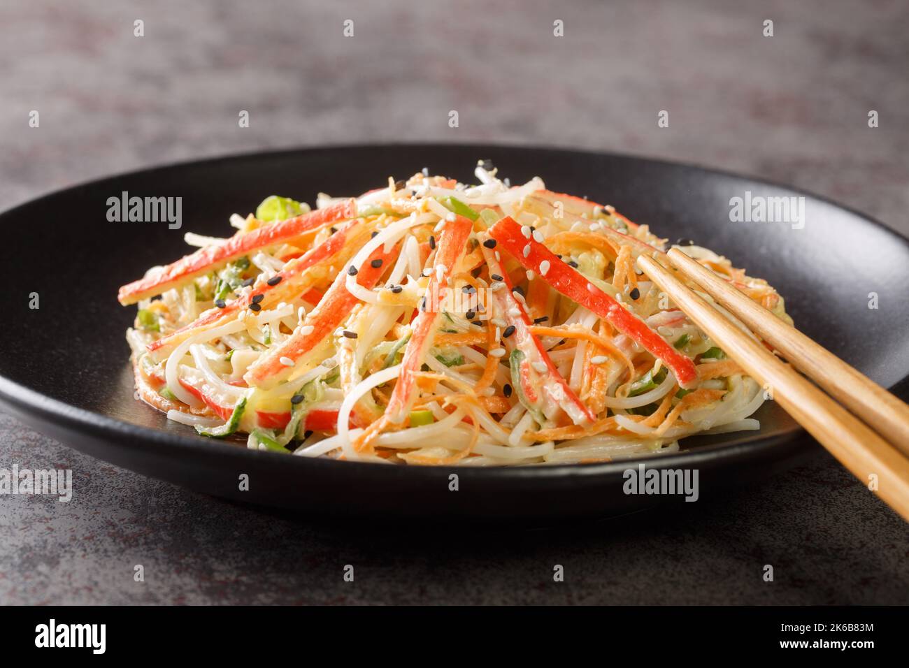 Kani Salad ist ein japanischer Seafood-Salat mit Krabbenstäbchen in der ...