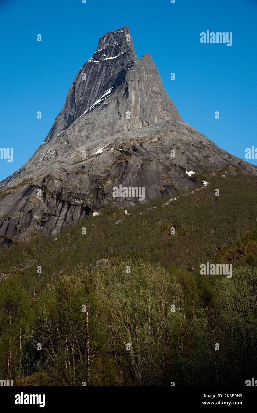 Stetinden ist ein 1392 Meter hoher Granitgipfel mit Obeliskenform in ...