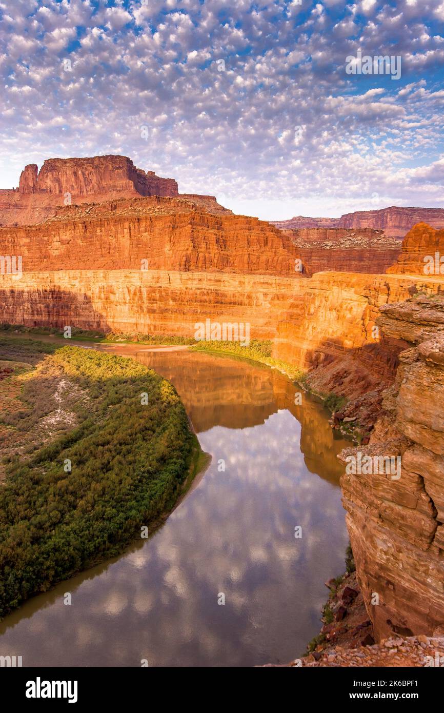 Sonnenaufgang über dem Goose Neck des Colorado River im Meander Canyon ...