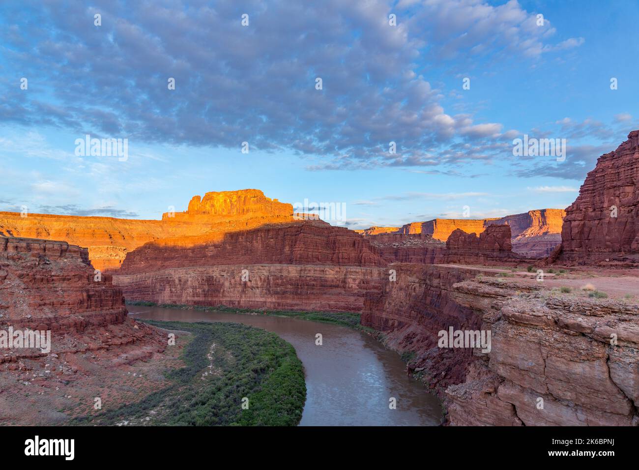 Sonnenaufgang über dem Goose Neck des Colorado River im Meander Canyon ...