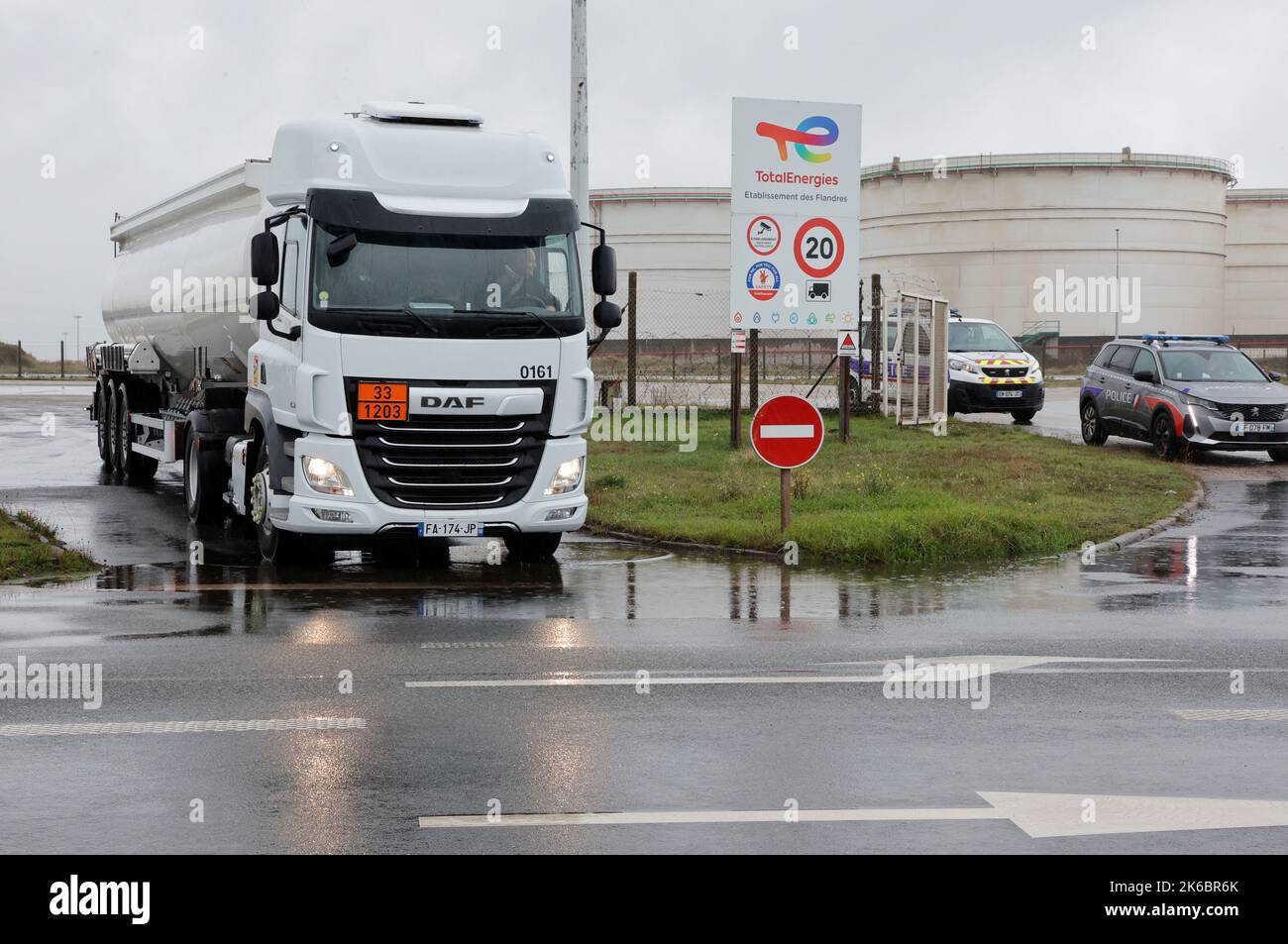 Ein Tanker verlässt ein TotalEnergies-Depot und eine ehemalige ...