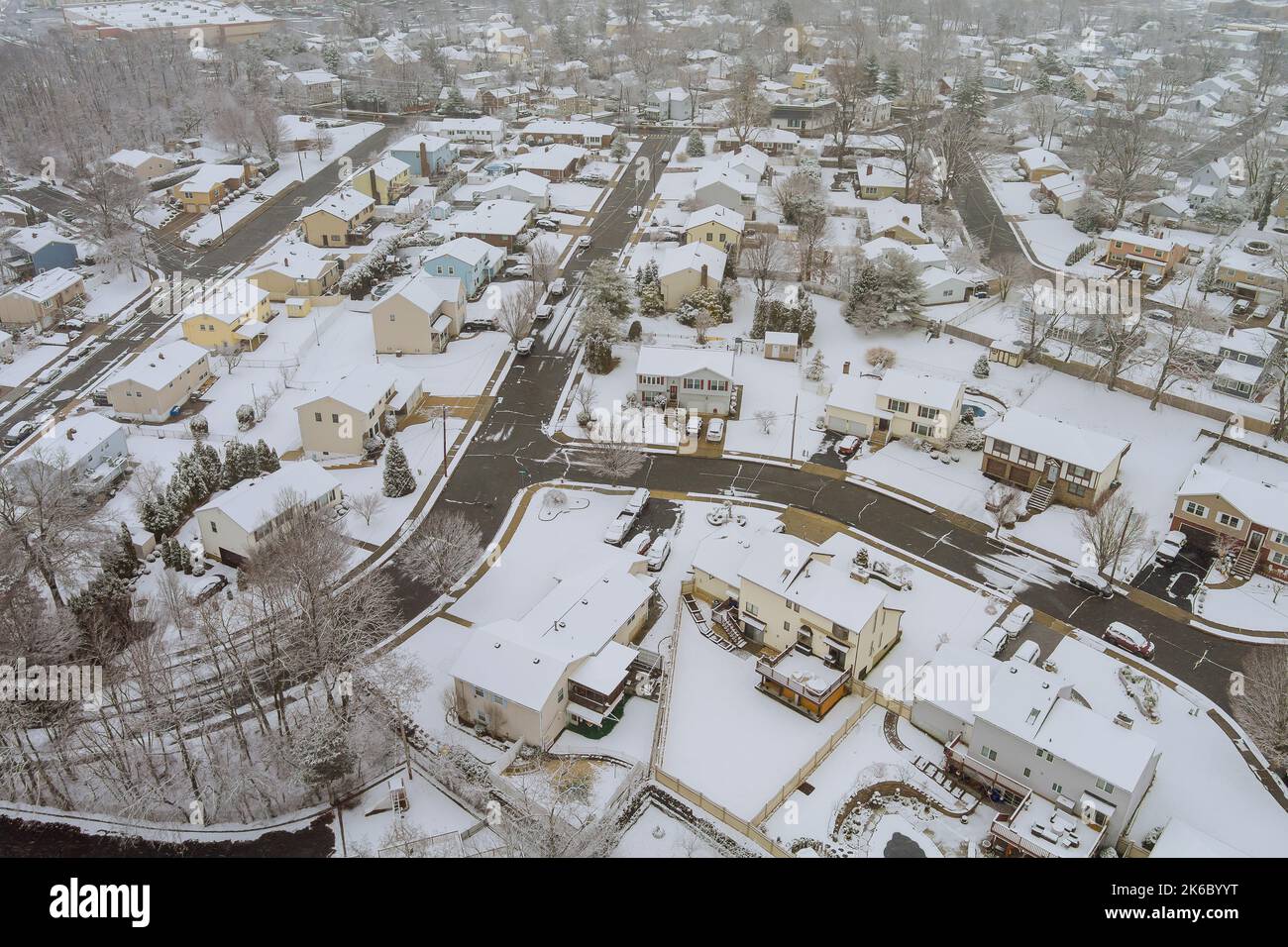 Amerikanische Stadt mit einer kleinen Anzahl von Wohnkomplexen mit ...