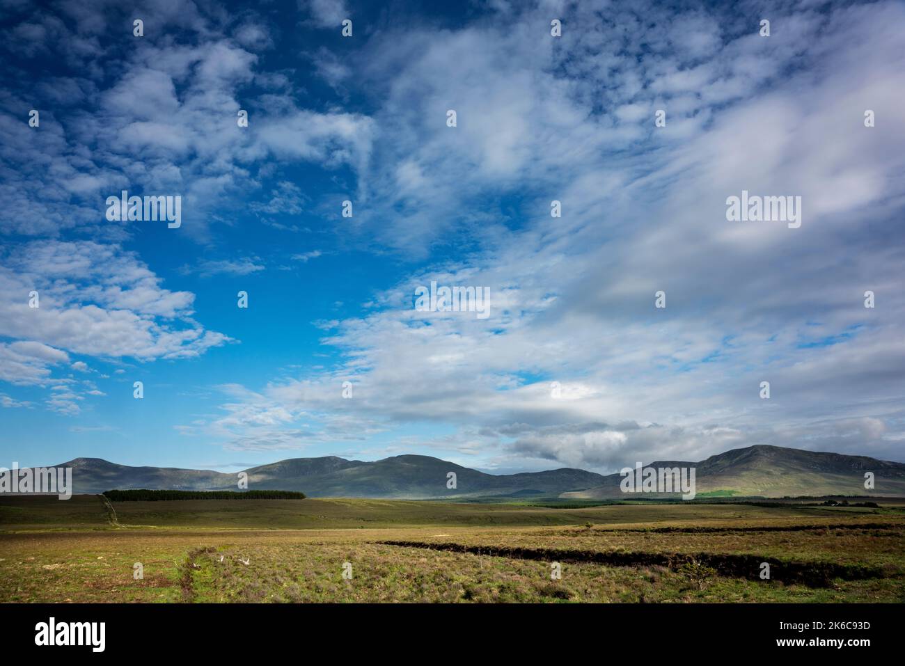 Schatten gleiten über die beeindruckende Landschaft der riesigen und ...