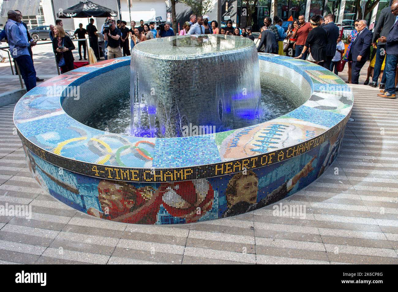 Der neue Brunnen im Harris County Houston Sports Authority Fountain ...