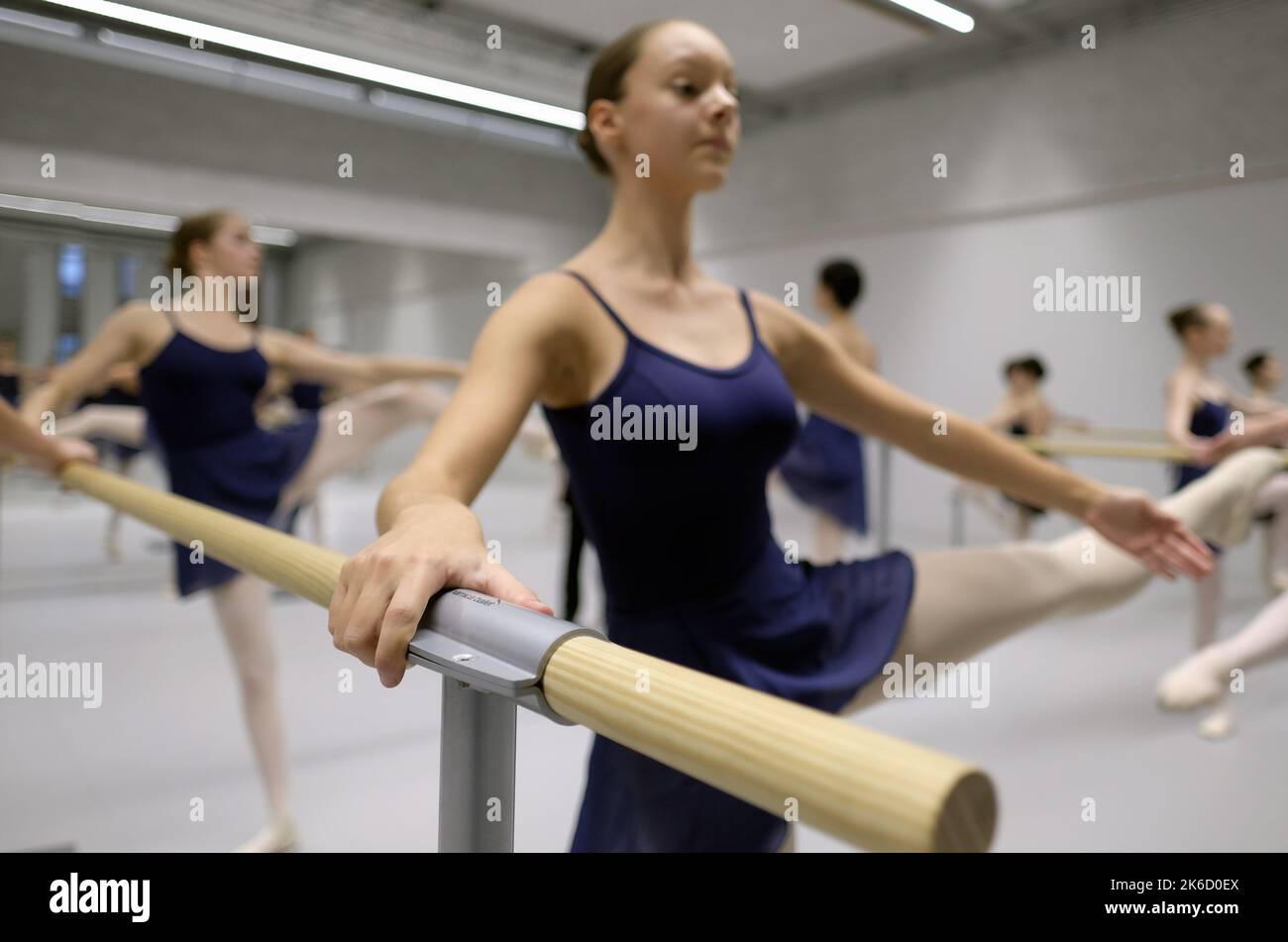 Abbildung zeigt eine Tanzstunde während eines Pressebesuchs der neuen Mosa Ballet School ...
