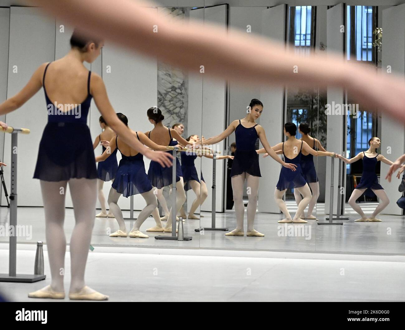 Abbildung zeigt eine Tanzstunde während eines Pressebesuchs der neuen Mosa Ballet School ...