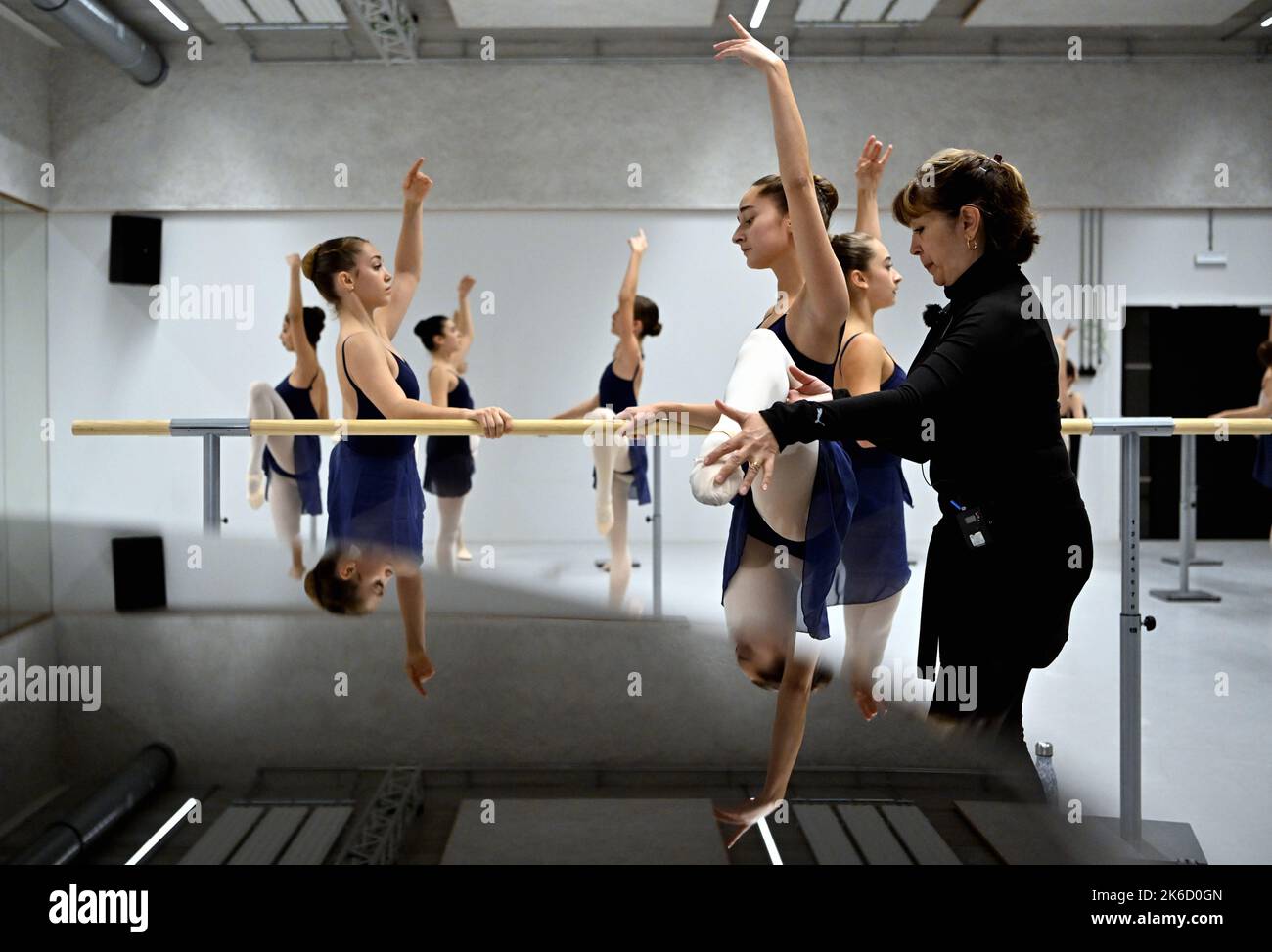 Abbildung zeigt eine Tanzstunde während eines Pressebesuchs der neuen Mosa Ballet School ...