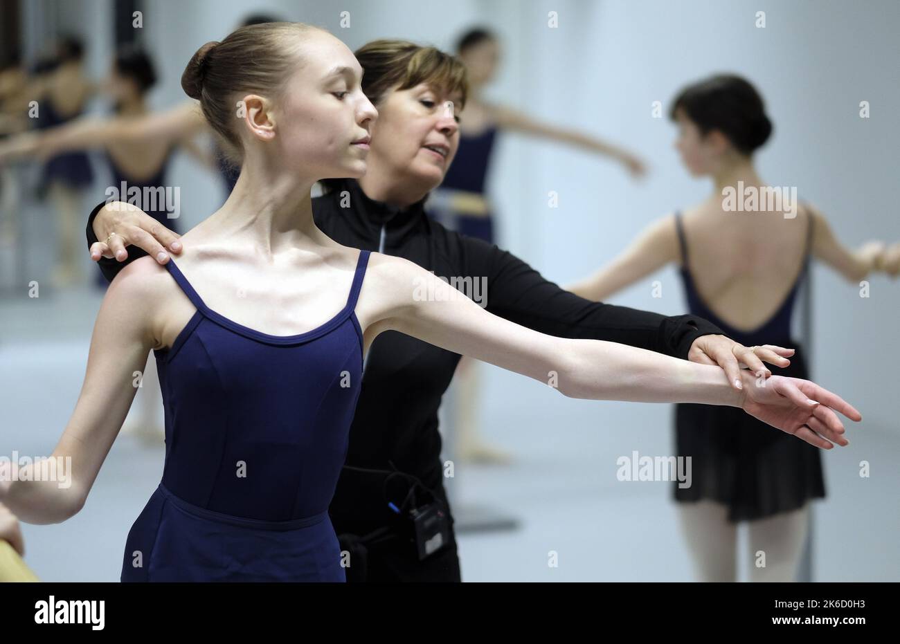 Abbildung zeigt eine Tanzstunde während eines Pressebesuchs der neuen Mosa Ballet School ...