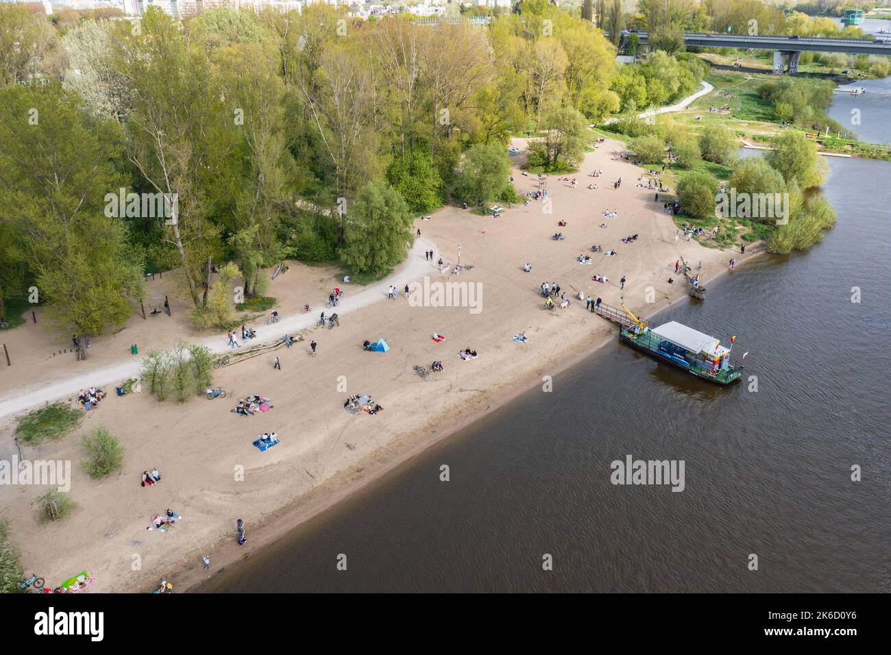 Wasserbus genannt Wassertram in Polnisch auf einem Strand von Saska ...