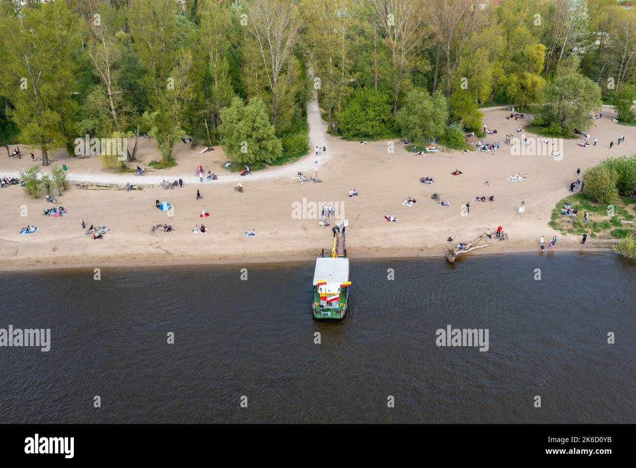 Wasserbus genannt Wassertram in Polnisch auf einem Strand von Saska ...