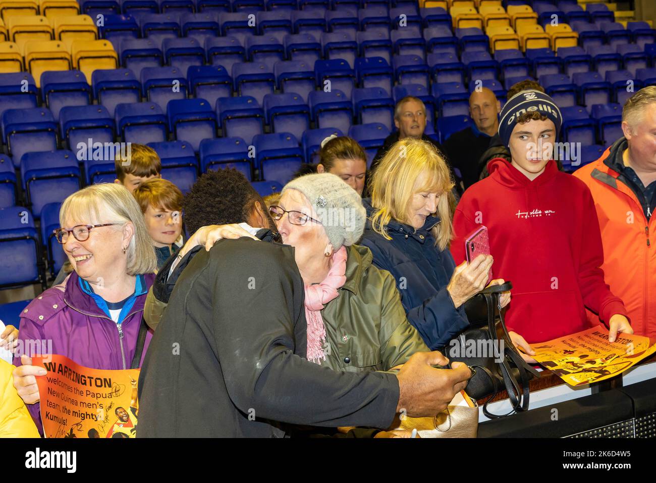 Das Team der Papua-Neuguinea Rugby League wurde in Warrington im ...