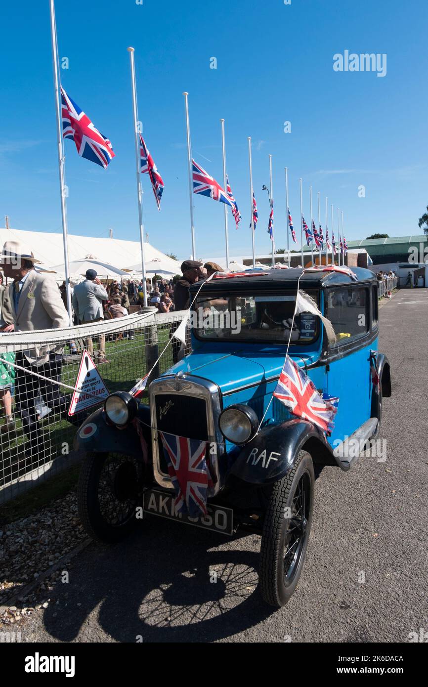 Blue Austin 7, geschmückt mit Union Jack-Flaggen zur Feier des ...
