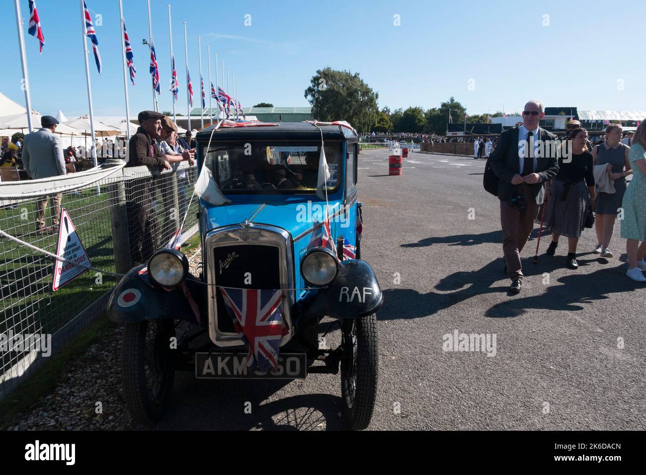 Blue Austin 7, geschmückt mit Union Jack-Flaggen zur Feier des ...