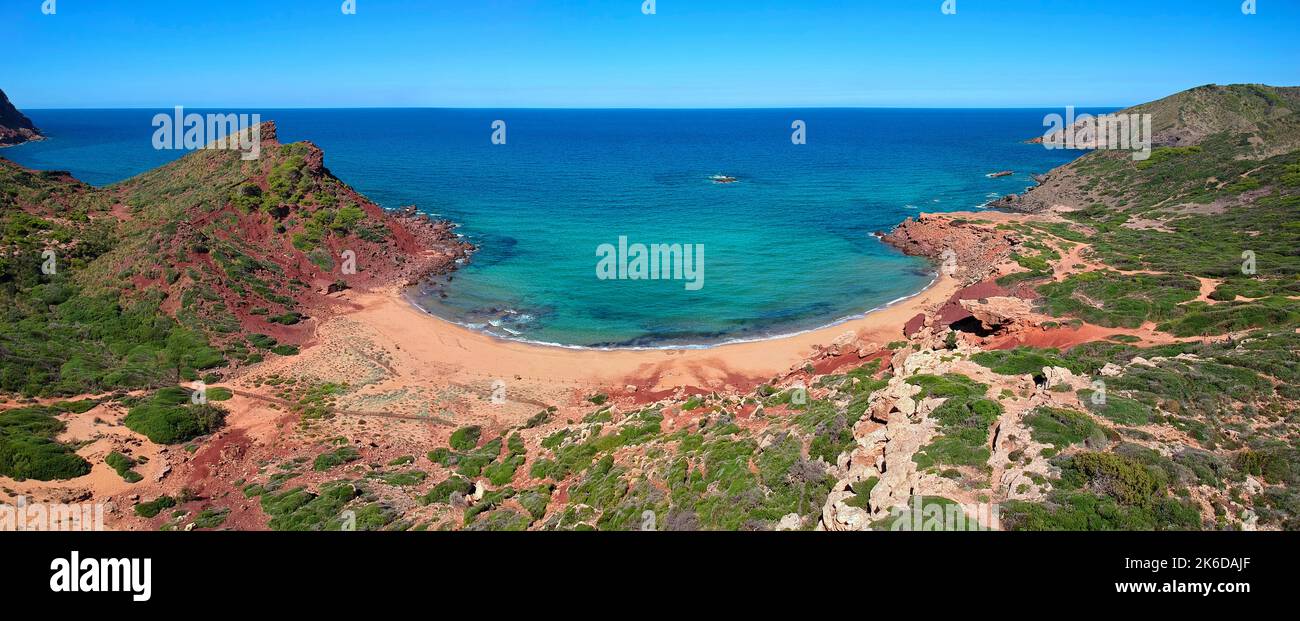 Schöne Luftaufnahme des Strandes von Cala Pilar ohne Menschen an einem ...