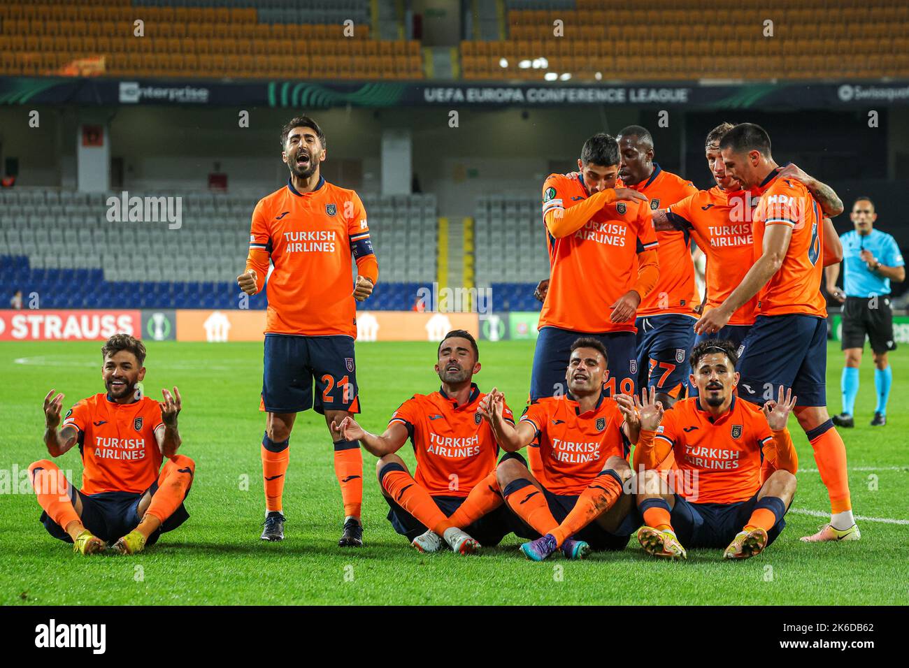 ISTANBUL, TURKIYE - 13. OKTOBER: Deniz Turunc von Basaksehir FK feiert ...