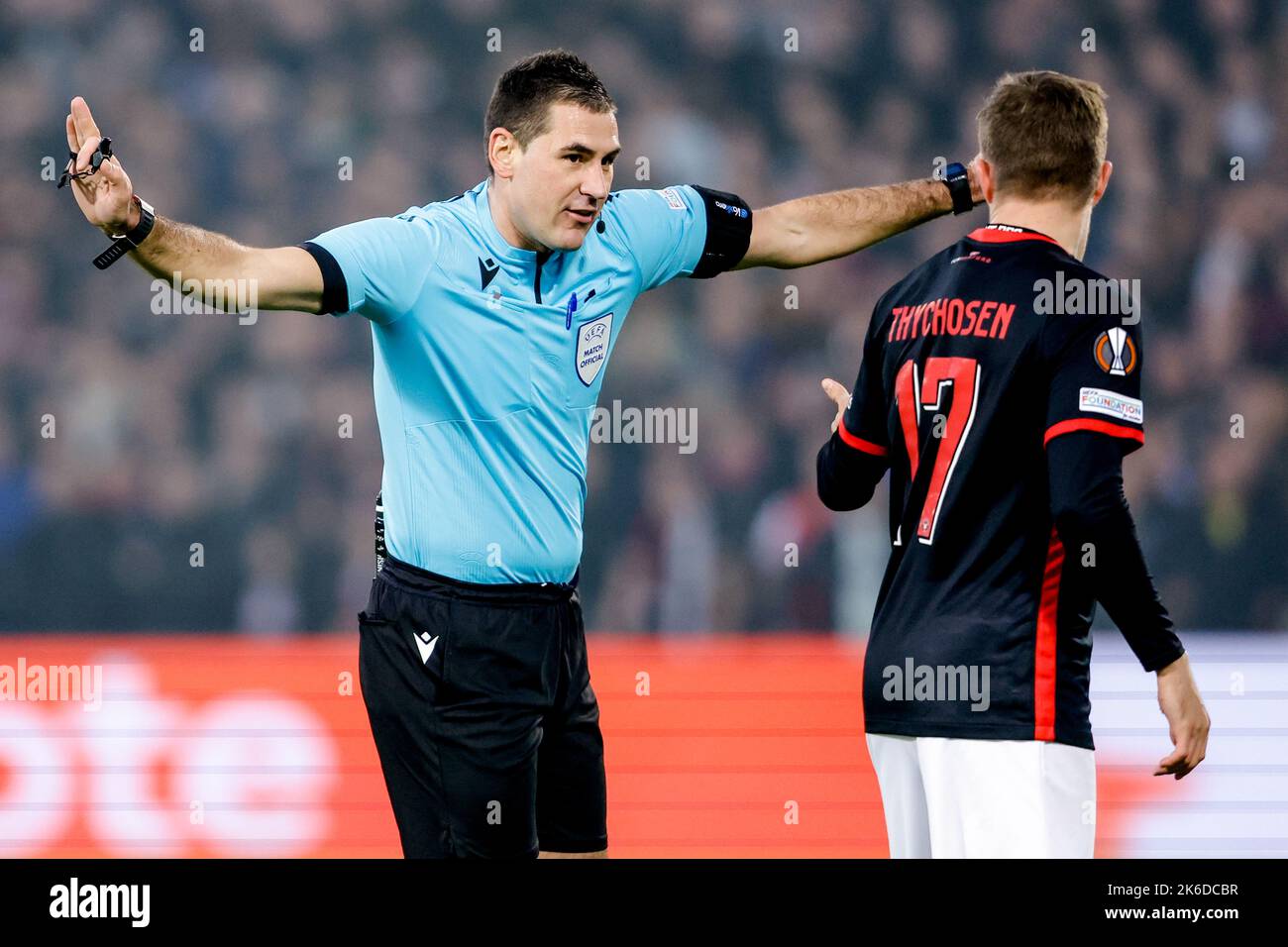 ROTTERDAM, NIEDERLANDE - 13. OKTOBER: Schiedsrichter Rade Obrenovic ...