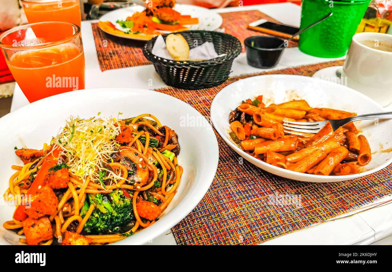 Weißer Teller mit Thai Pasta Nudeln Essen und Trinken im Restaurant ...