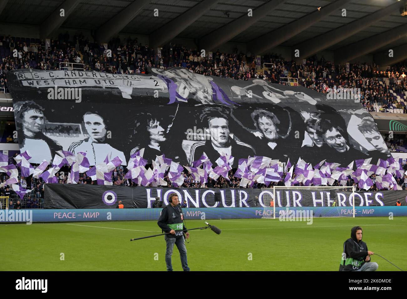 BRÜSSEL - RSC Anderlecht-Fans während des UEFA Conference League-Spiels ...