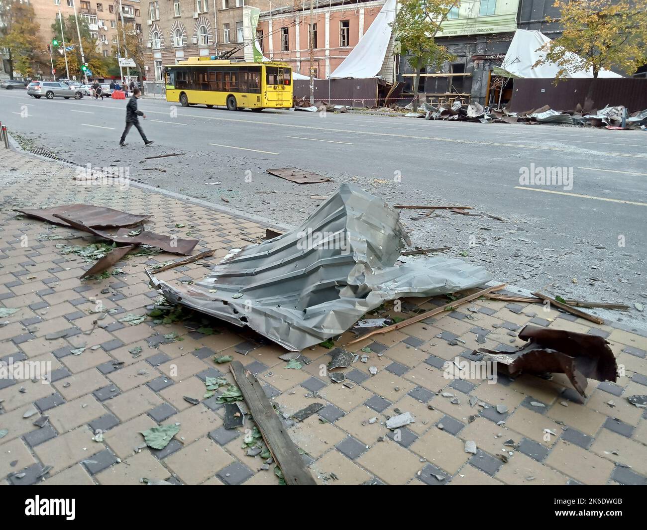 Kiew, Ukraine, 13/10/2022, zerstörtes Straßengebiet in Kiew, Ukraine ...