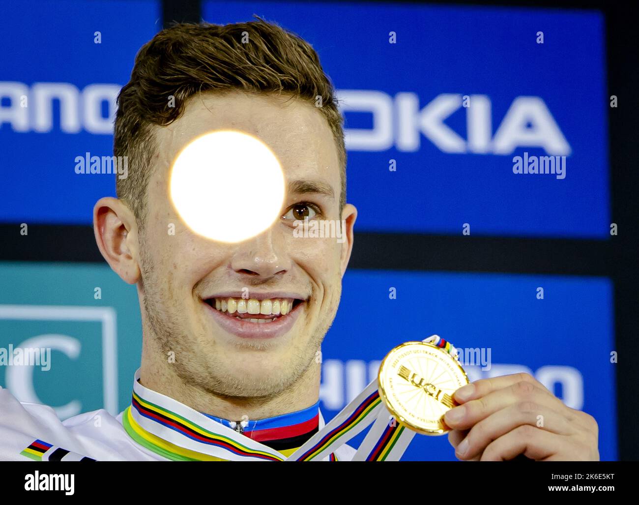 SAINT-QUENTIN-EN-YVELINES - Harrie Lavreysen mit seiner Goldmedaille ...