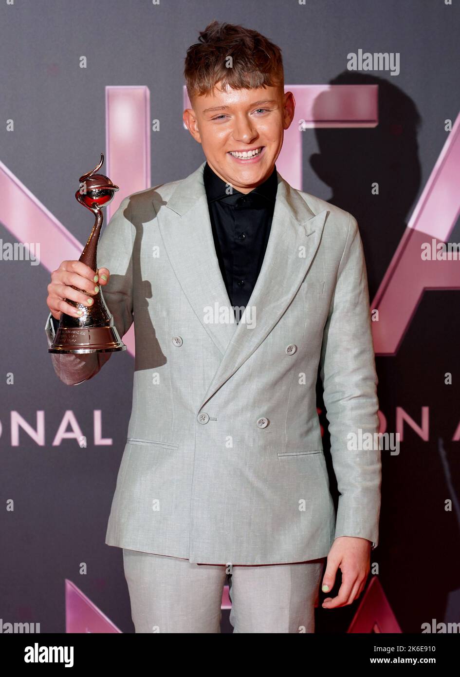 Paddy Bever im Presseraum, nachdem er den Rising Star Award für seine ...