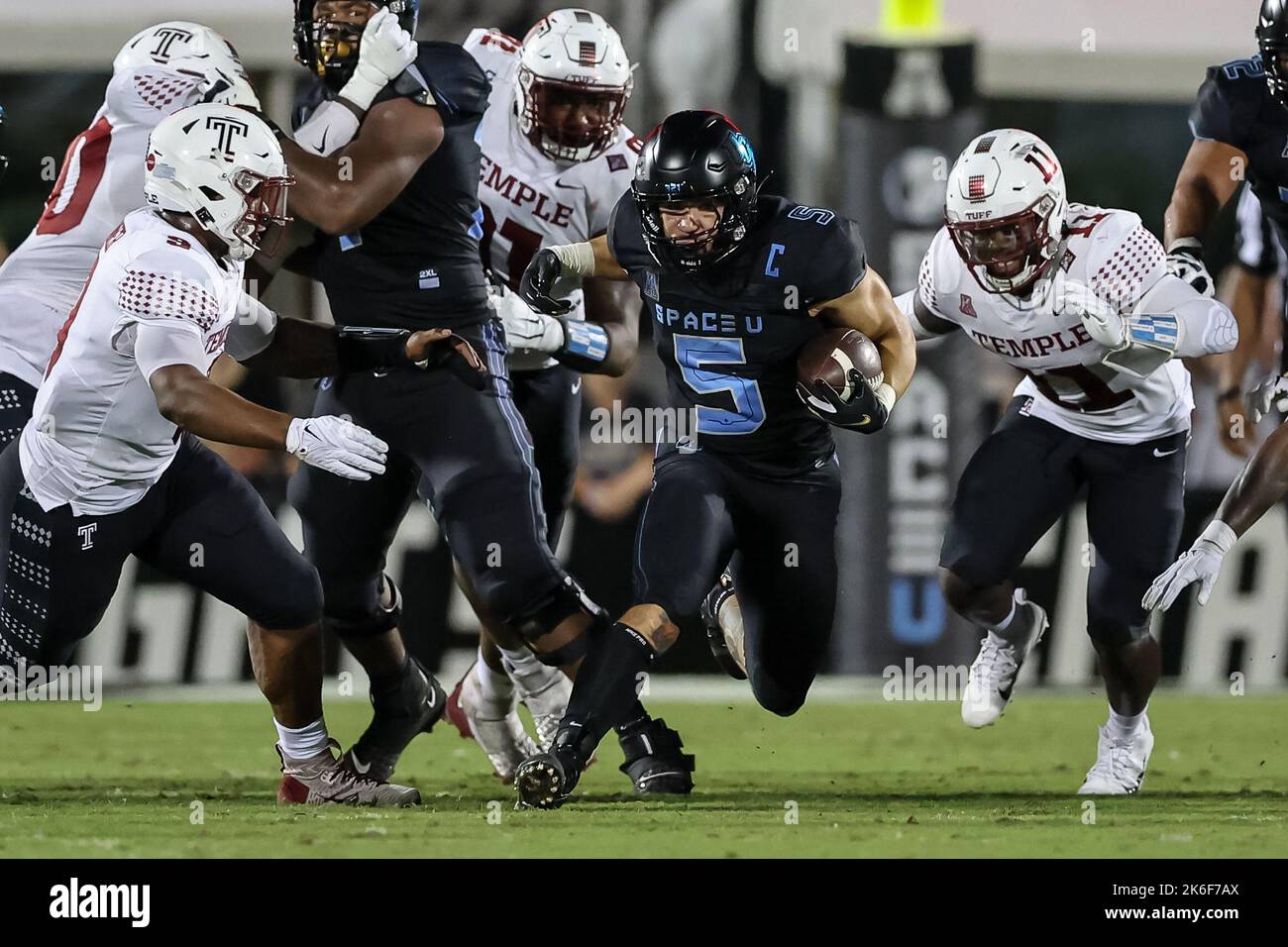 13. Oktober 2022: UCF-Ritter laufen zurück ISAIAH BOWSER lädt die Mitte ...