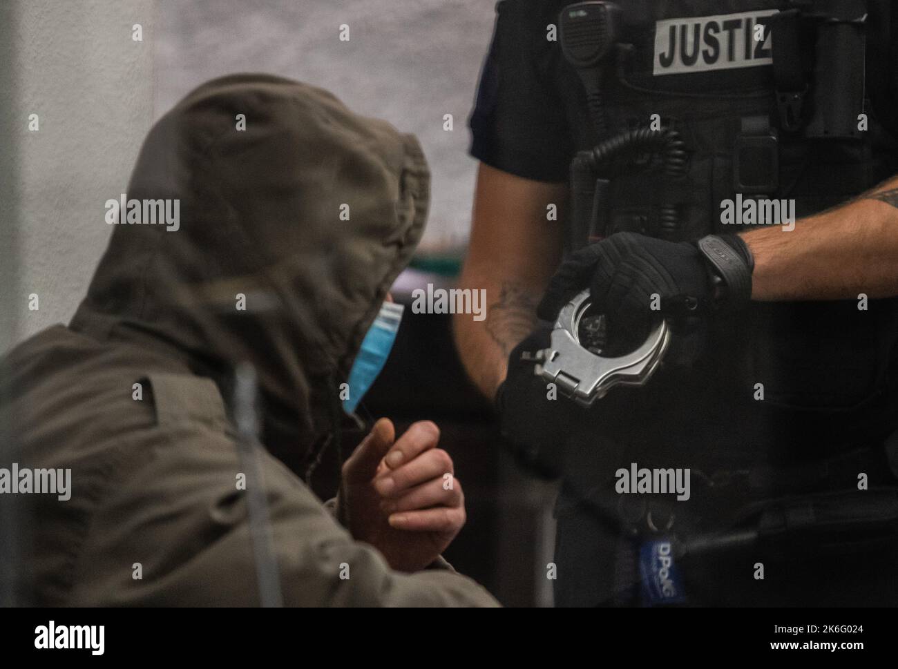 Frau in handschellen vor gericht -Fotos und -Bildmaterial in hoher ...