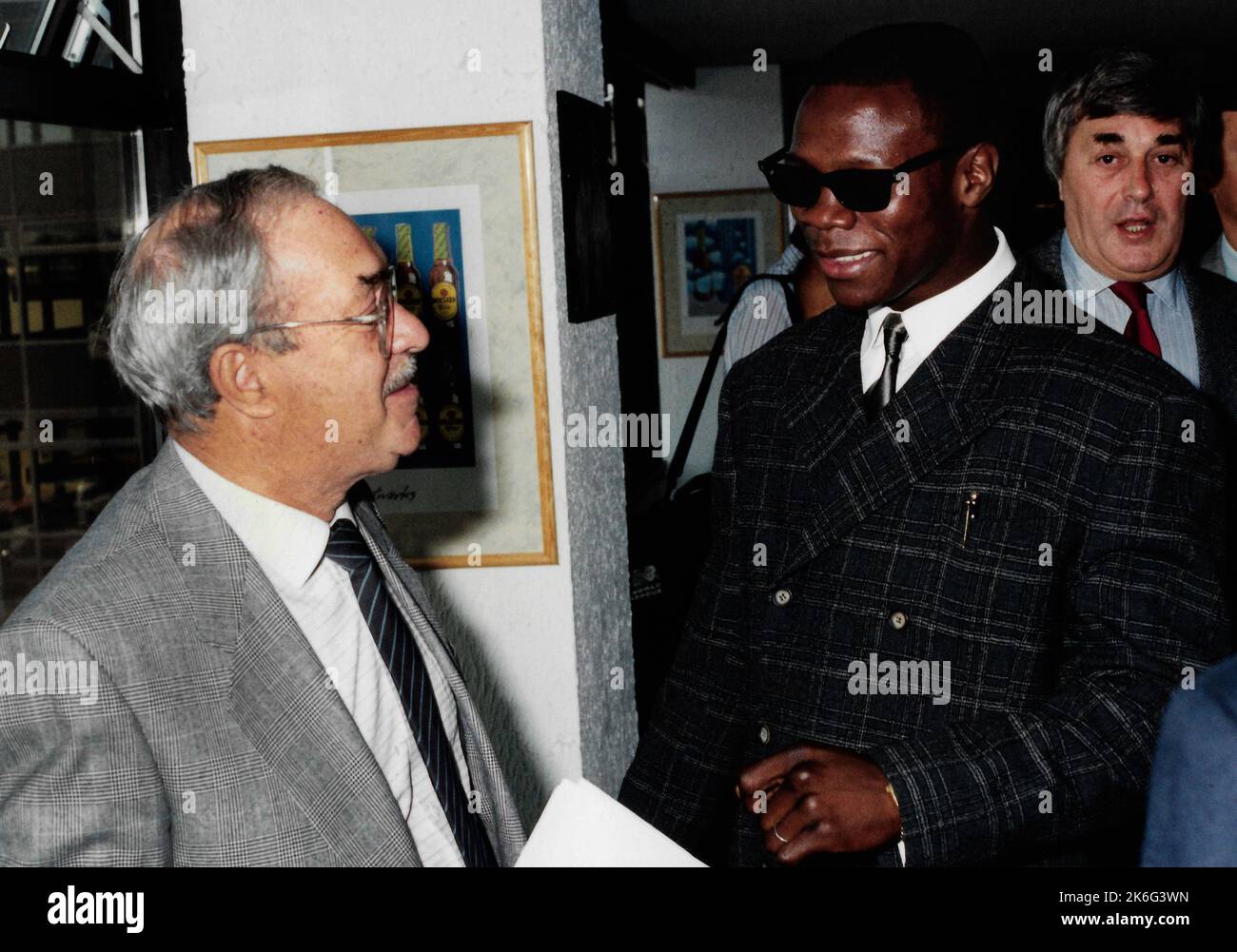 Reg Gutteridge, TV-Kommentator, chattet mit Chris Eubank bei der ...