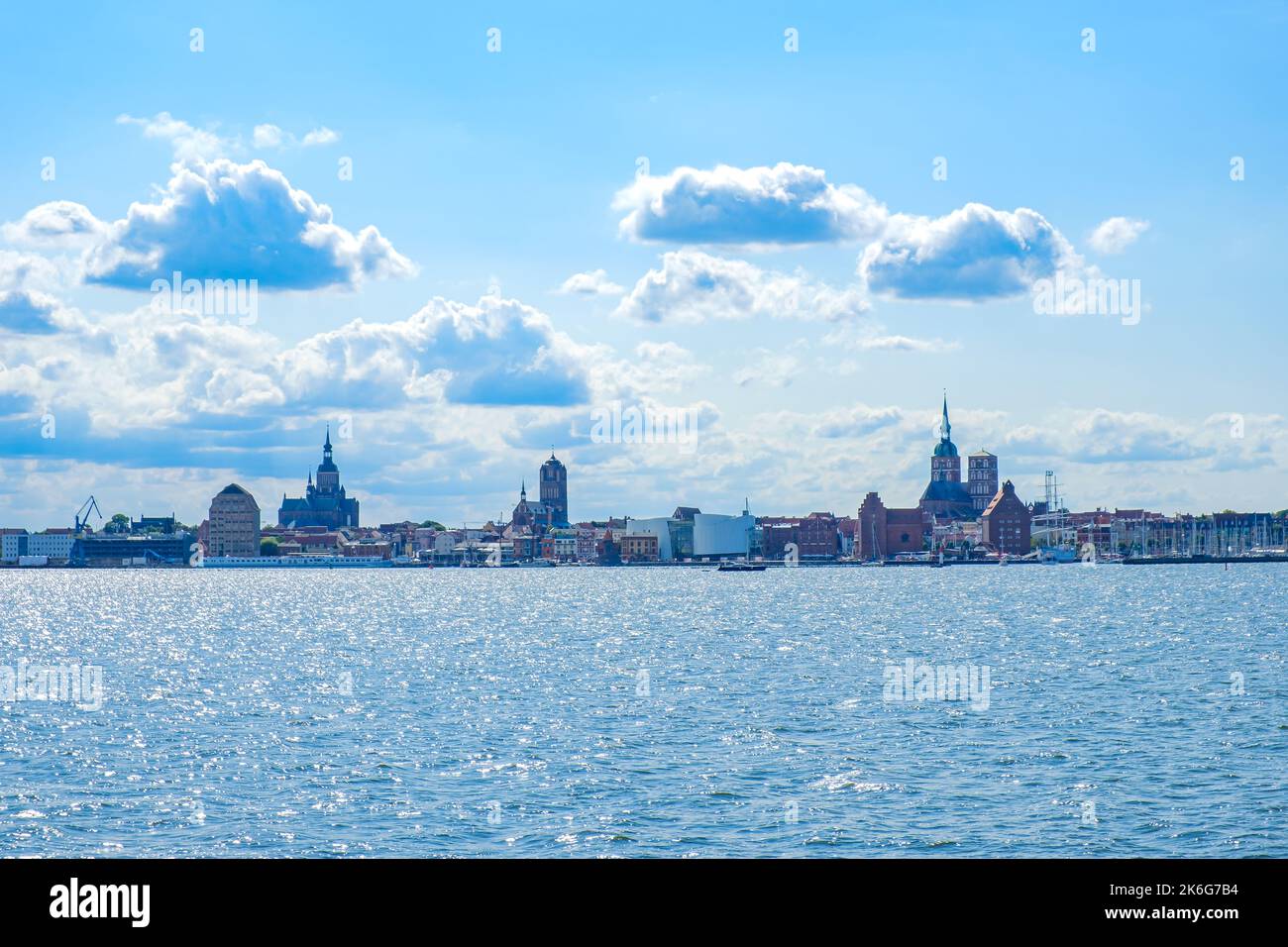 Meeresblick vom Strela Sound auf die Stadtkulisse und Hafenfront der ...