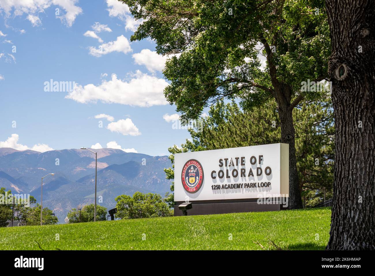 Colorado Springs, CO - 8. Juli 2022: State of Colorado Schild mit ...